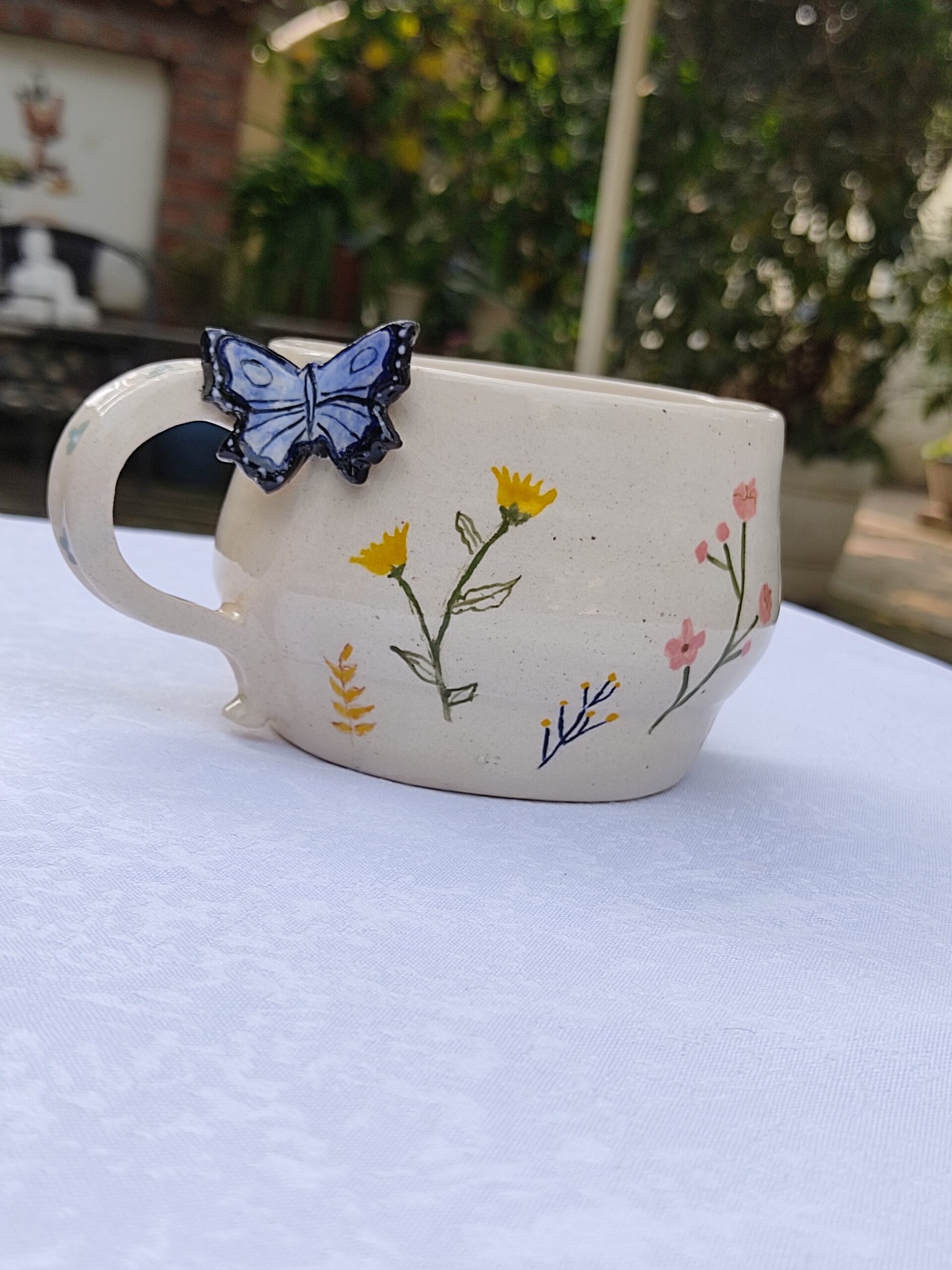 Cup with butterfly – Studio Pot-uh-ree